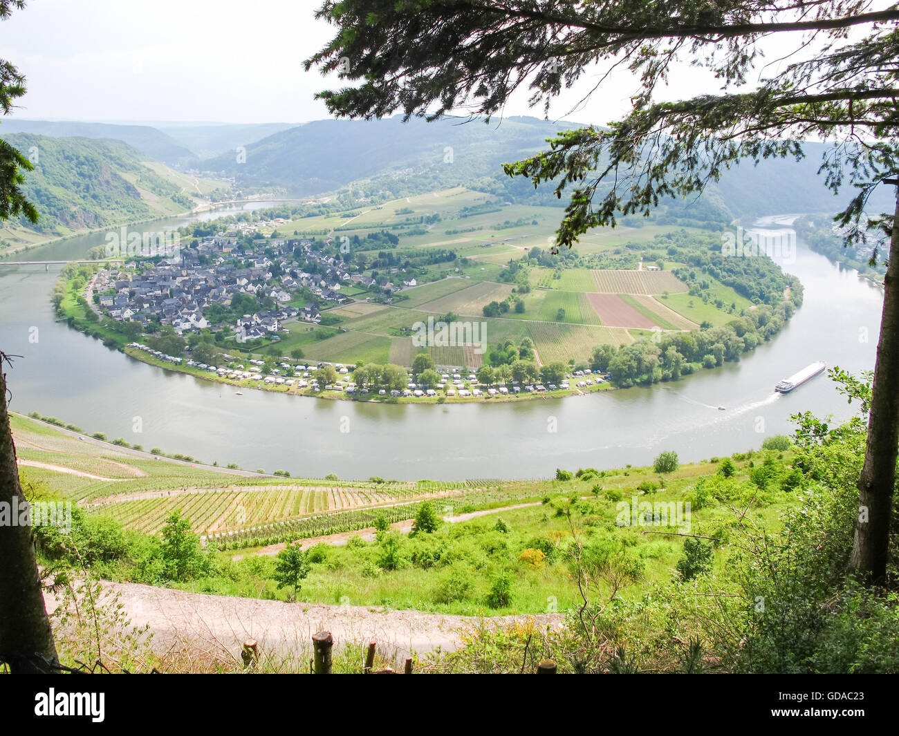 Deutschland, Rheinland-Pfalz, Kröv, Steig auf die Mosel, Blick auf die ...