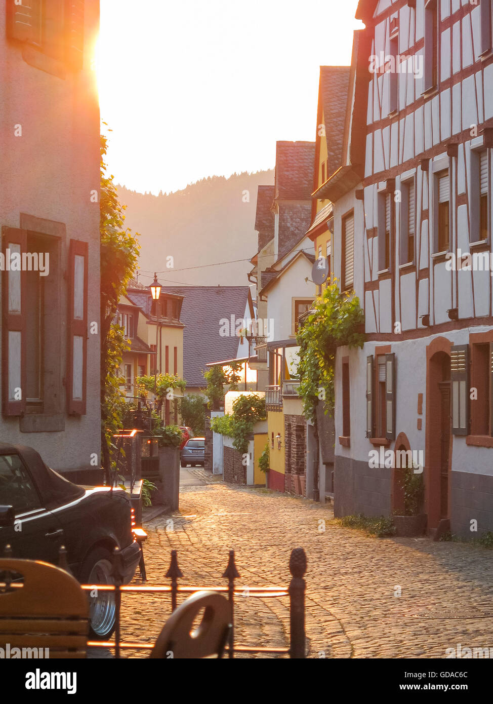 Deutschland, Rheinland-Pfalz, Ediger-Eller an der Mosel-Steig, Gasse in ...