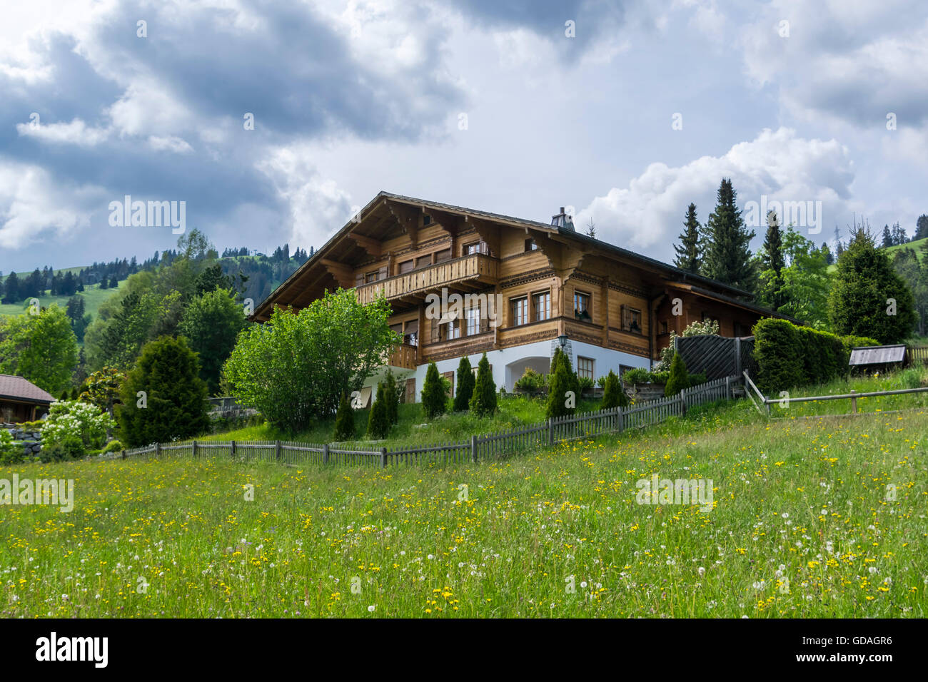 Chalet in den Schweizer Alpen. Schönried Ob Gstaad, Berner Oberland, Schweiz Stockfotografie - Alamy