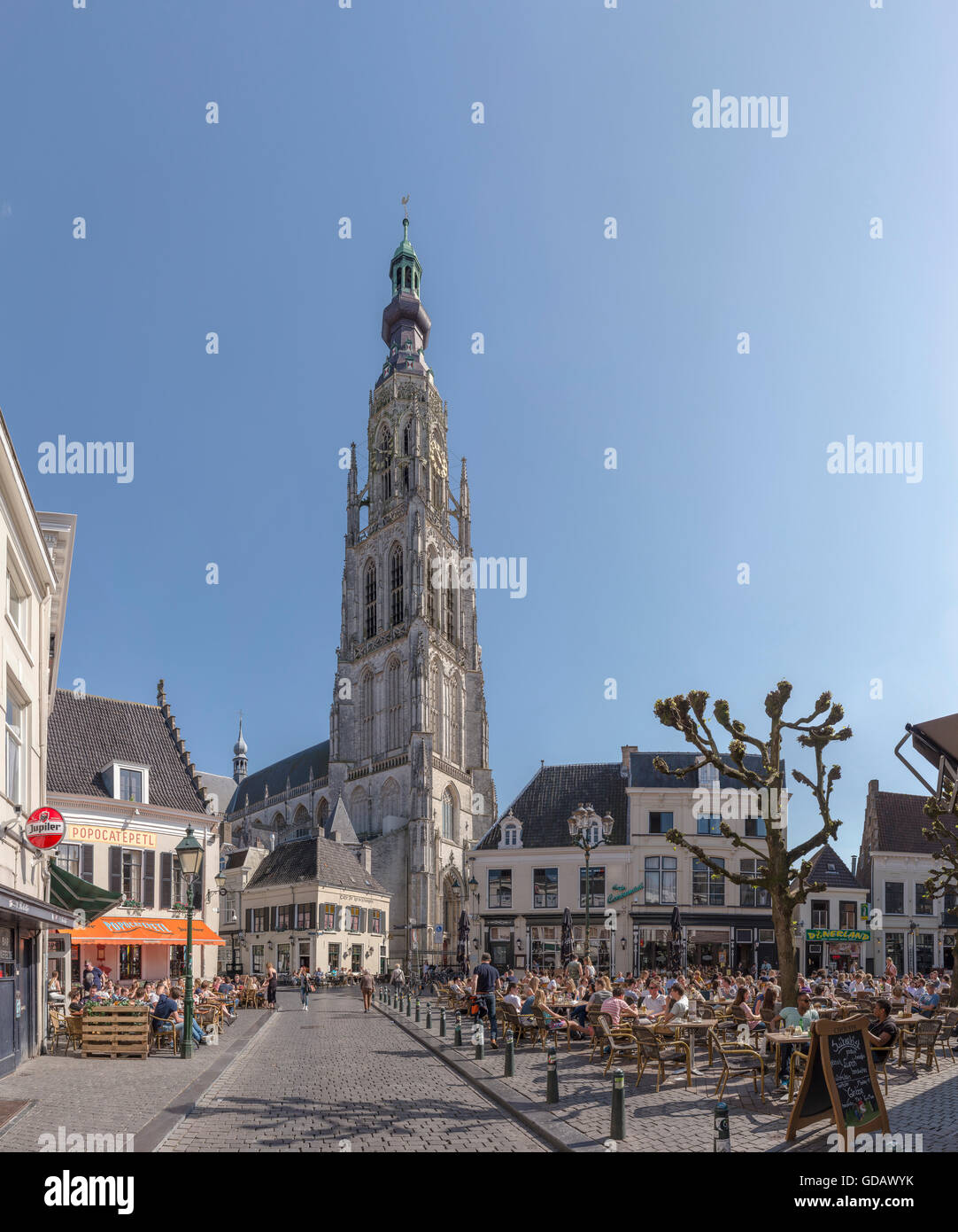 Der Hafer-Marktplatz mit dem Glockenturm von der Grote Kerk ...