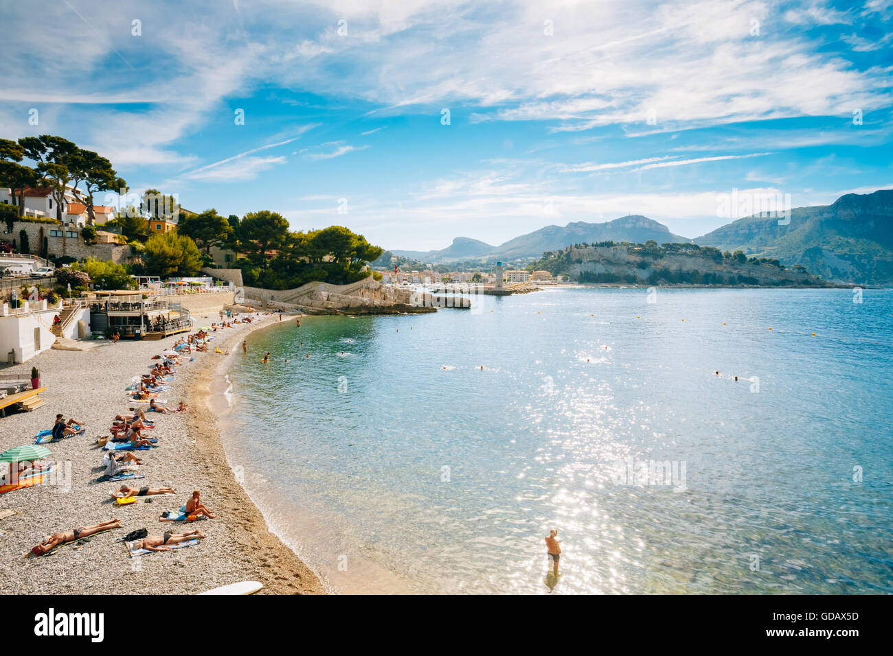 Menschen, die Ruhe am Strand in Cassis, Frankreich. Cassis ist beliebte ...