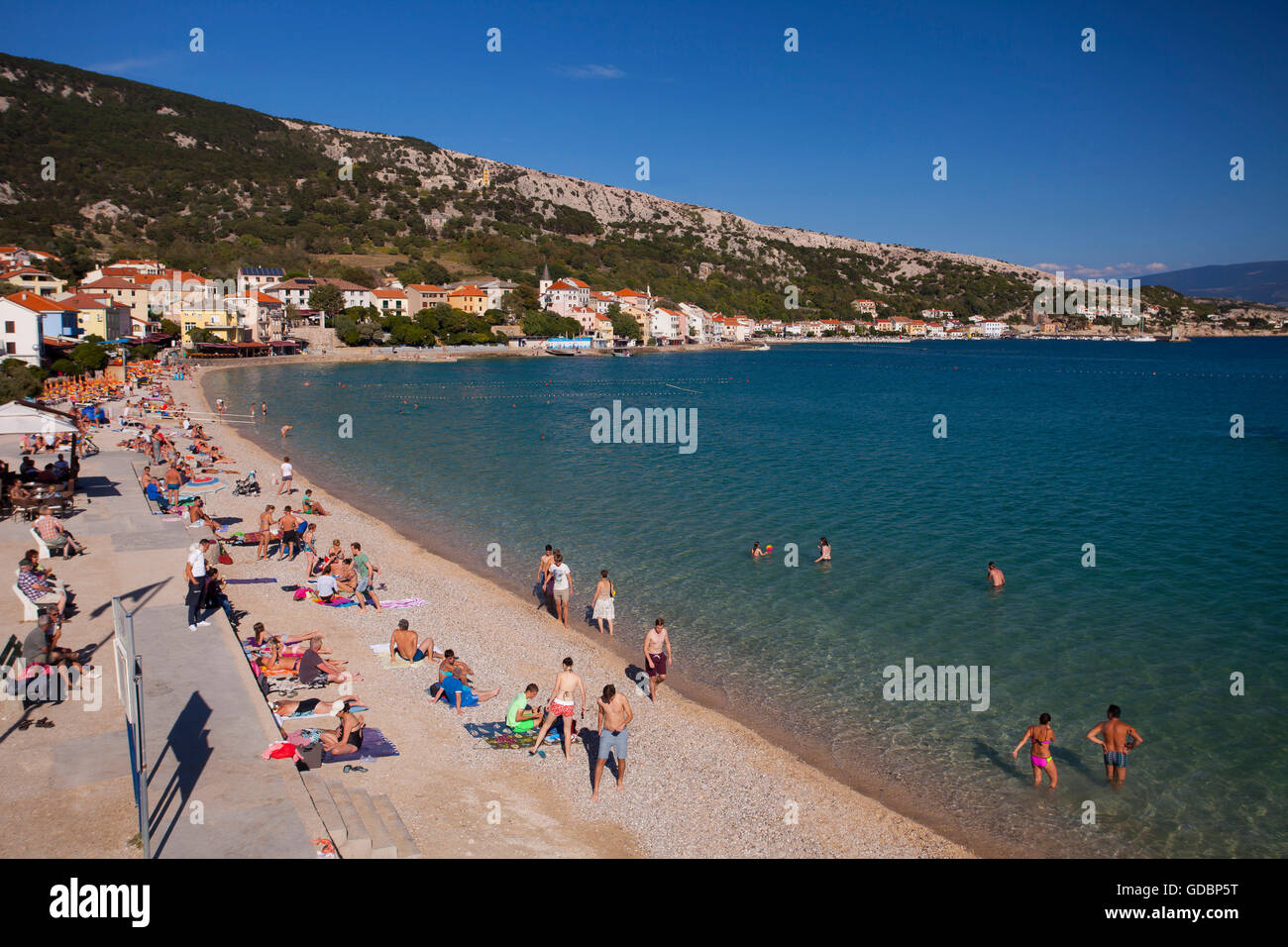 Promenade und Strand von Baska, Insel Krk, Kvarner Bucht, Adria ...