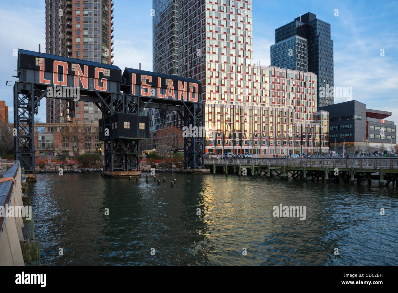 USA, New York, Long Island City, Queens, Gantry Plaza State Park ...