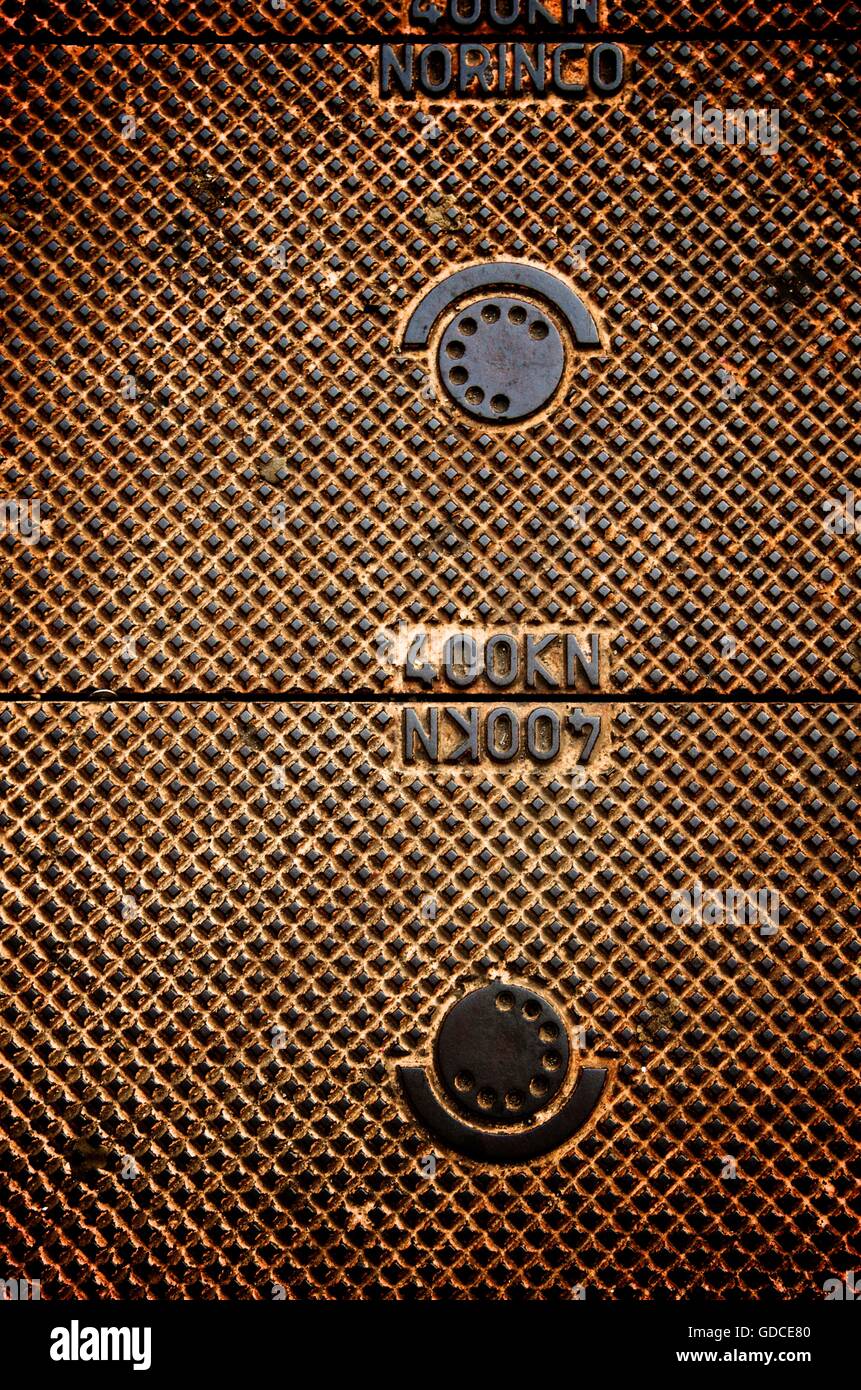 Kanaldeckel abflussdeckel -Fotos und -Bildmaterial in hoher Auflösung ...