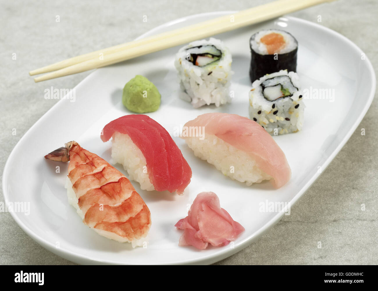 Japanische sushi stäbchen -Fotos und -Bildmaterial in hoher Auflösung ...