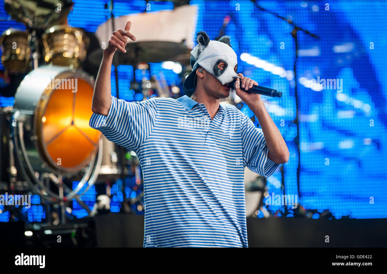 Rapper Cro führt mit seiner Band unter dem Motto "Cro meets Jazz" bei ...