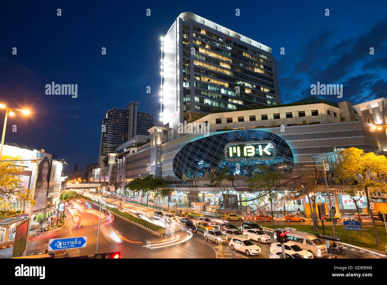 Einkaufszentrum bangkok bei nacht -Fotos und -Bildmaterial in hoher Auflösung – Alamy