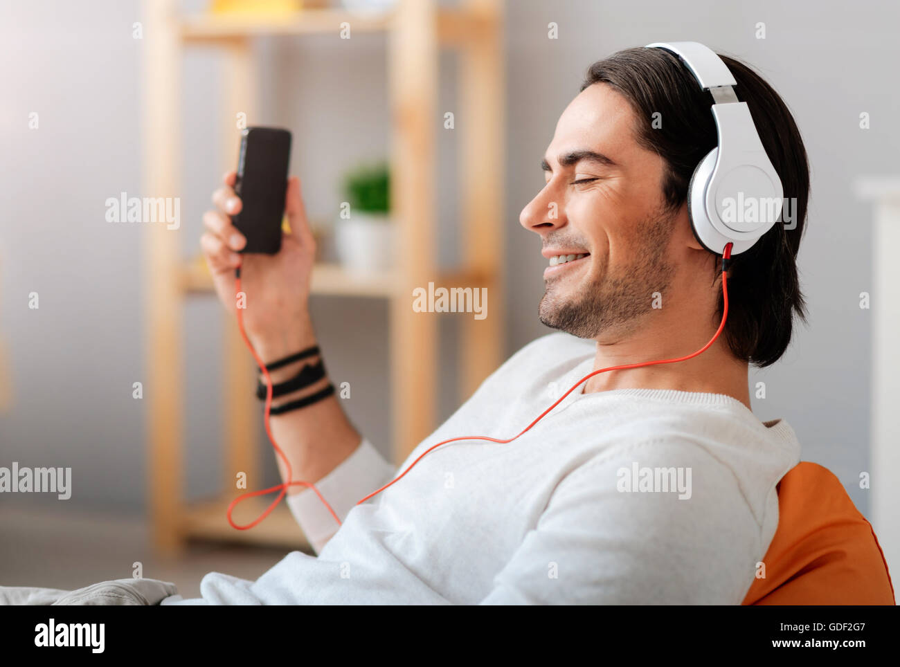 Listen music -Fotos und -Bildmaterial in hoher Auflösung – Alamy