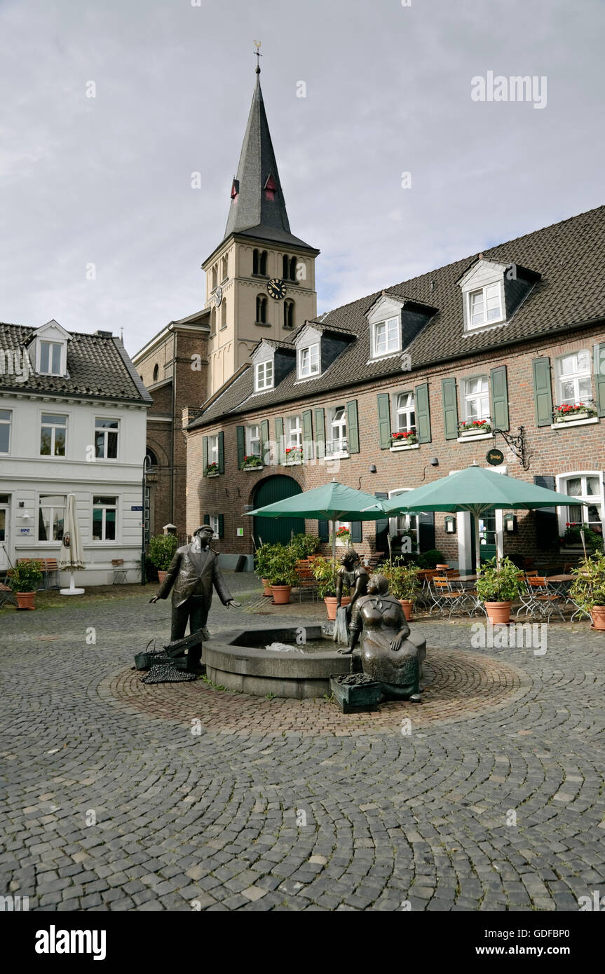 Der Marktplatz mit Marktbrunnen Brunnen in Meerbusch Lank-Latum, North ...