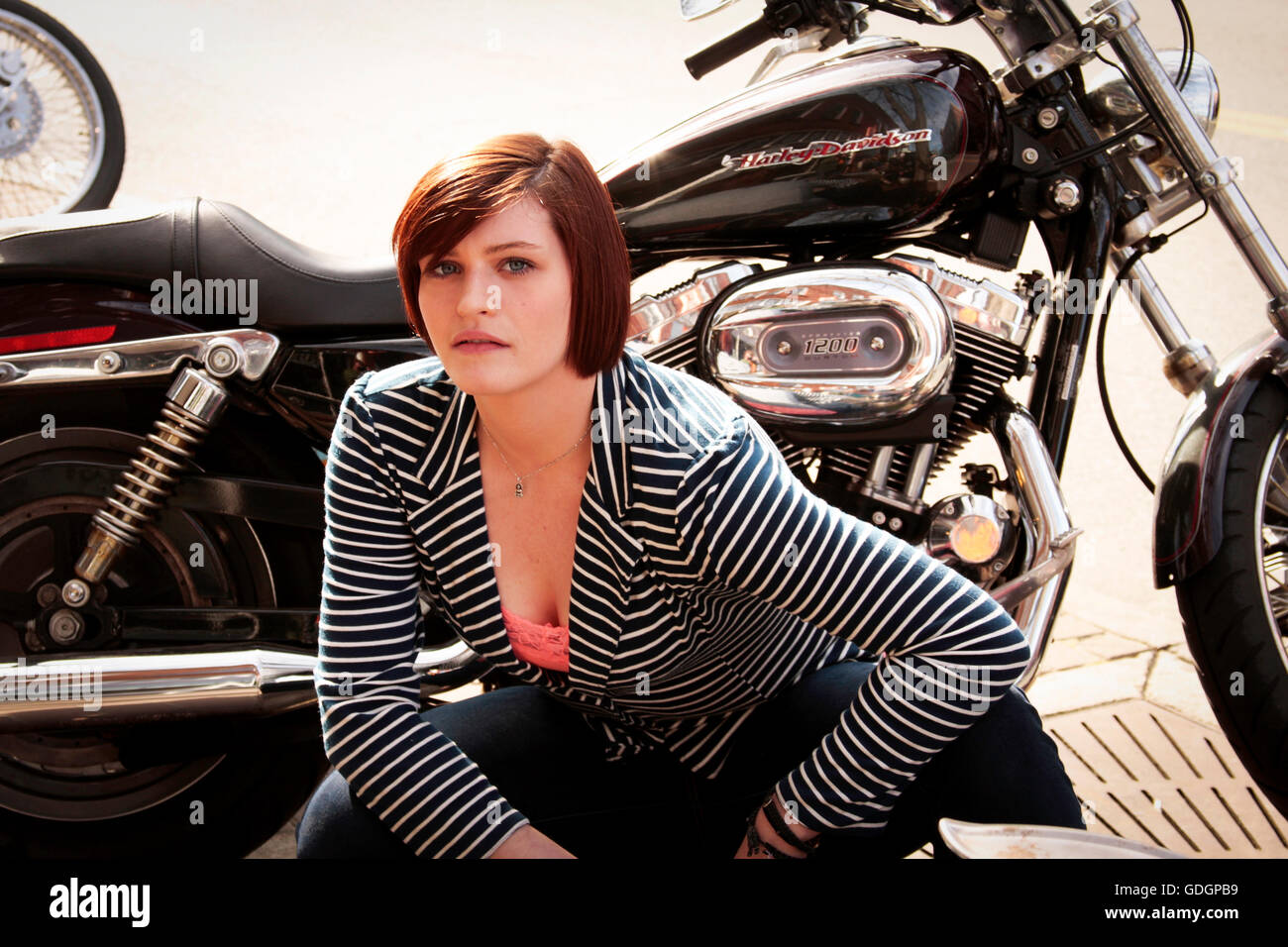 Junges Mädchen mit Harley Davidson Motorrad Stockfotografie - Alamy