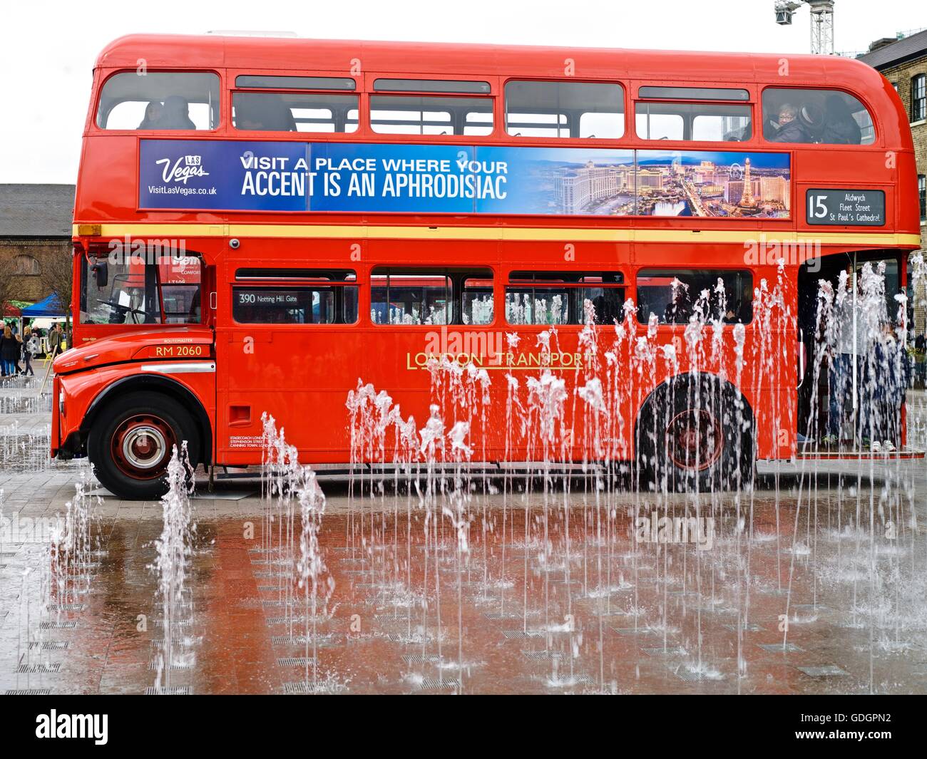 Kings cross bus -Fotos und -Bildmaterial in hoher Auflösung – Alamy