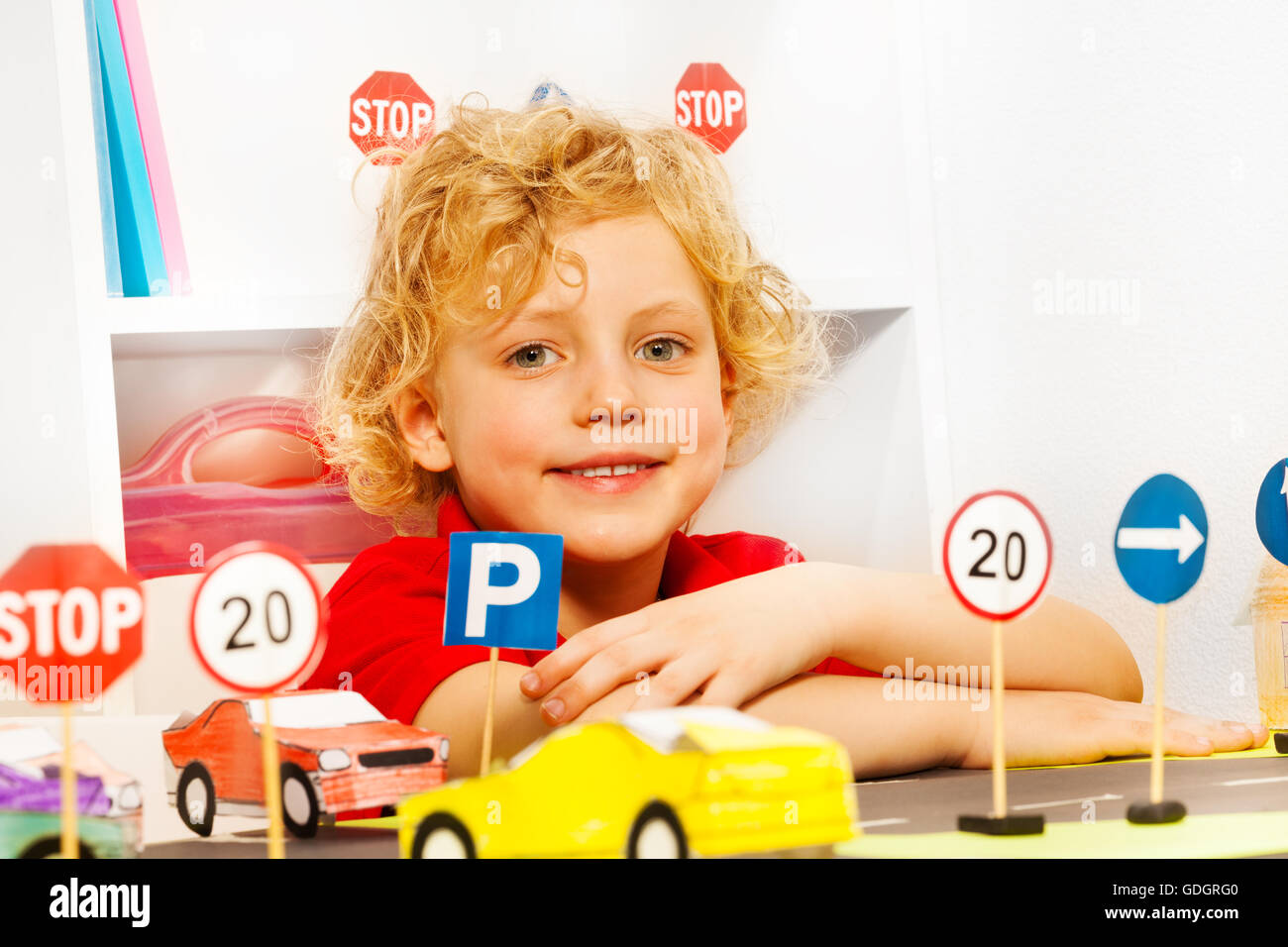 Junge Fahrer Mit Spielzeugautos Und Verkehrszeichen Stockfotografie Alamy junge-fahrer-mit-spielzeugautos-und-verkehrszeichen-stockfotografie-alamy