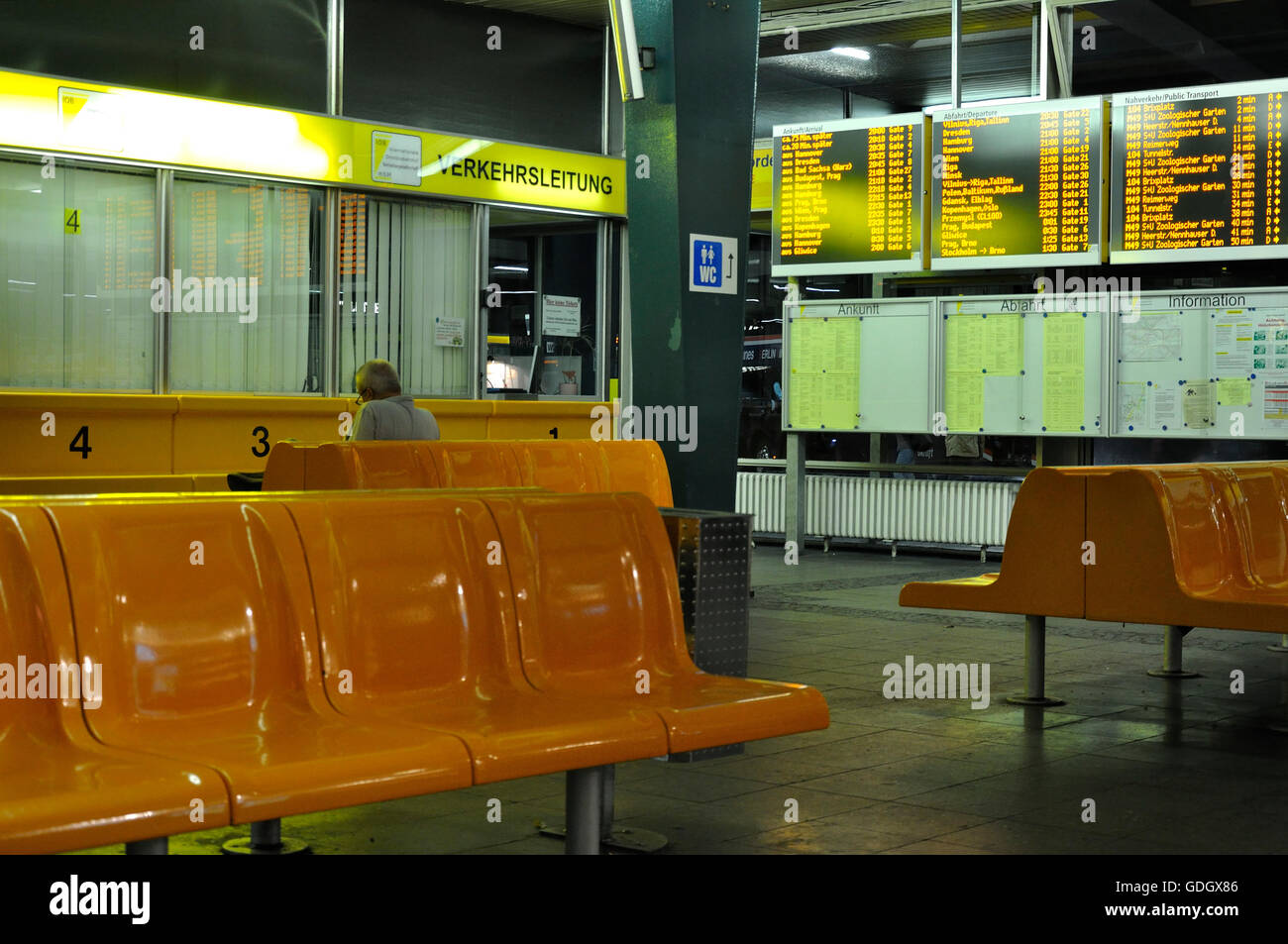 Innenraum der Central Bus Station in Berlin, Deutschland ...