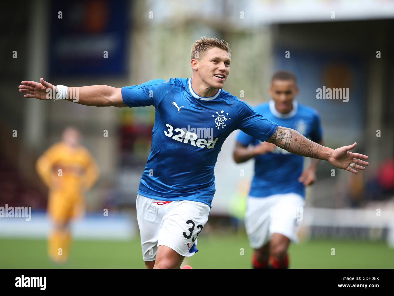 Ranger martyn waghorn feiert das tor -Fotos und -Bildmaterial in hoher ...