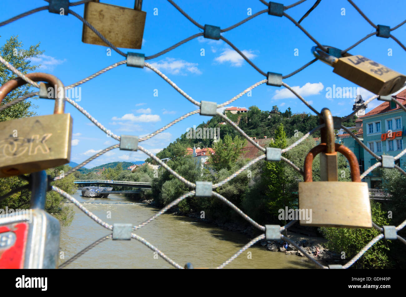 Graz: Mur-Insel im Fluss Mur, Schlossberg mit dem Uhrturm, Liebhaber ...