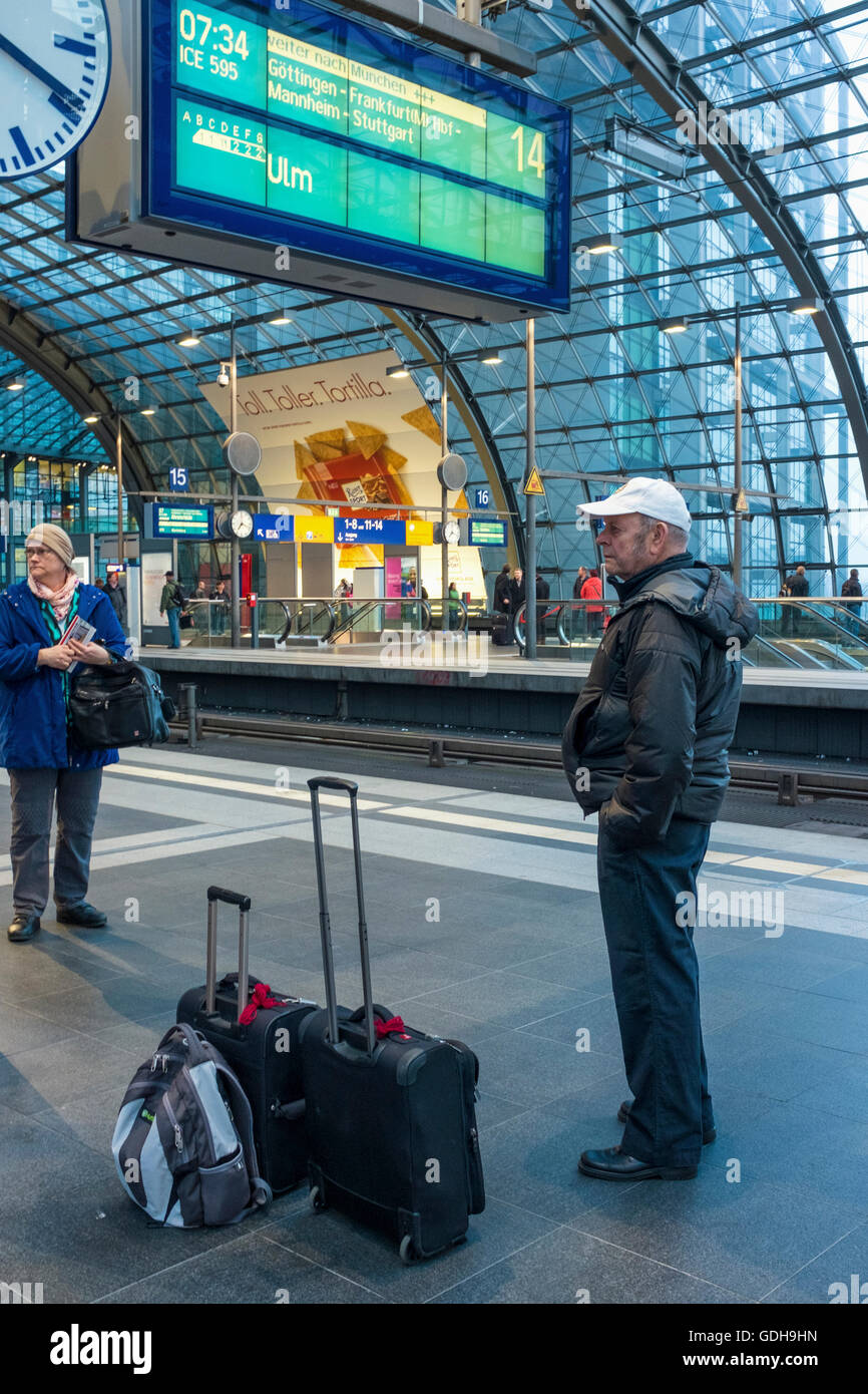 Berlin, Deutschland, Hauptbahnhof. Hauptbahnhof Bahnsteig mit älteren ...