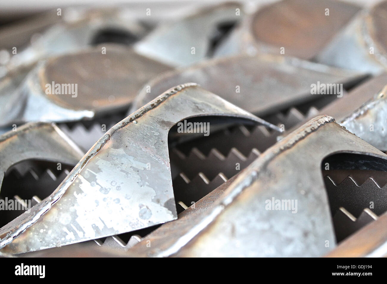Gitter aus Metall als ein Element aus Metall geformt Stockfotografie ...