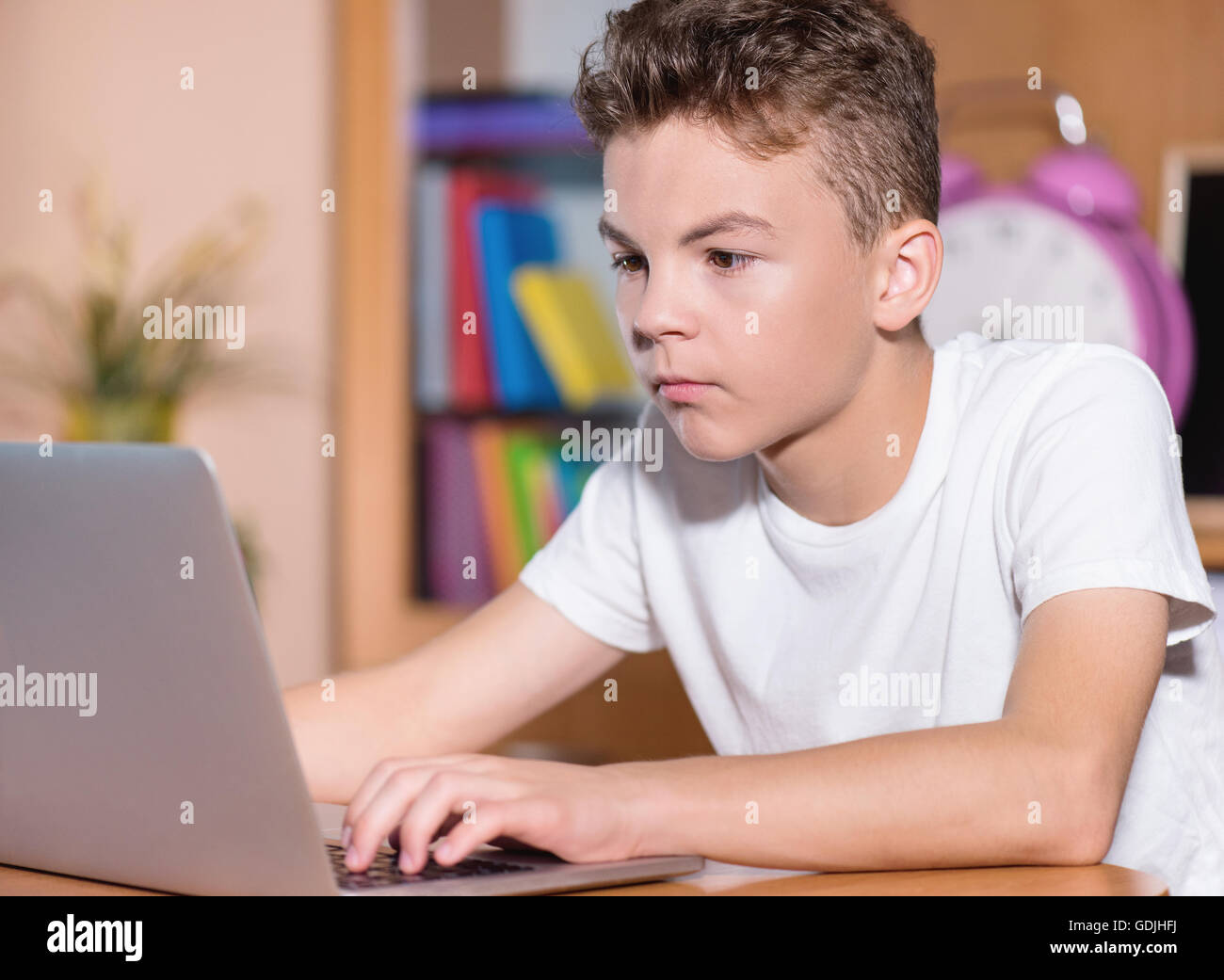 Junge und computer -Fotos und -Bildmaterial in hoher Auflösung – Alamy