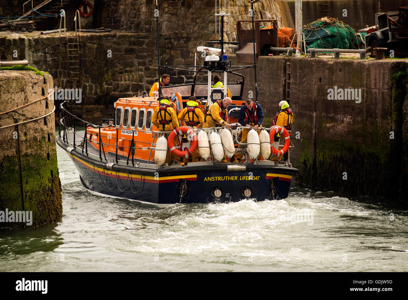 Das Rettungsboot RNLI Antstruther setzt mit ihrer Crew vom Hafen von ...