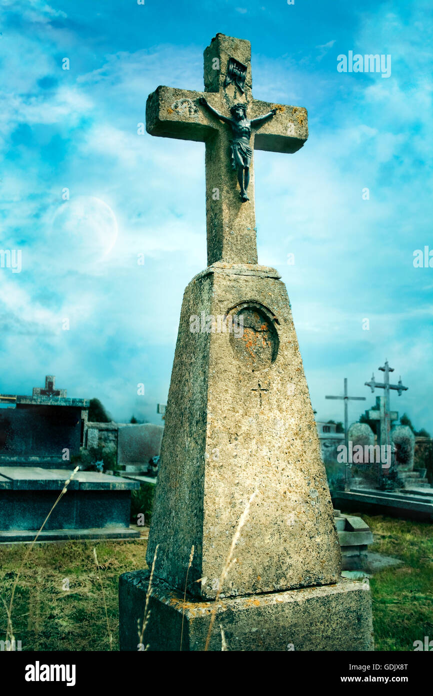 Grabstein mit kreuz -Fotos und -Bildmaterial in hoher Auflösung – Alamy