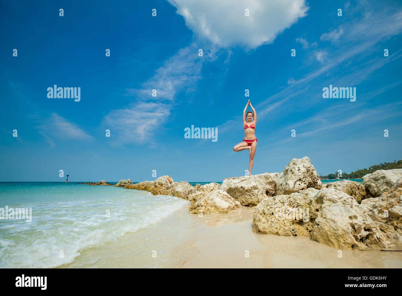 Heißer Sommer-Yoga-Sitzung am Strand - Tropeninsel Koh Phangan ...