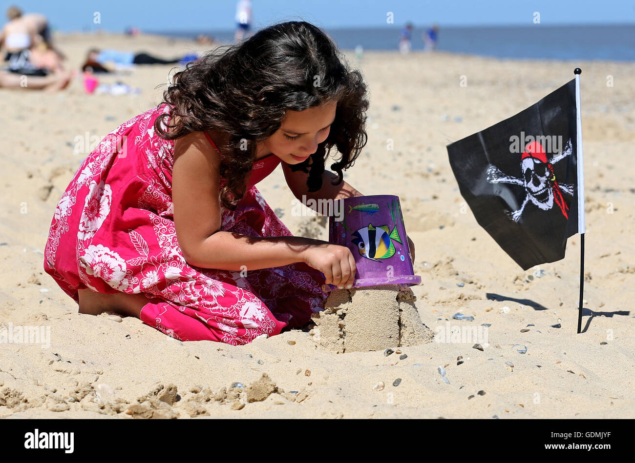 Stevie Fayers, 8 aus London baut Sandburgen am Strand von Great ...