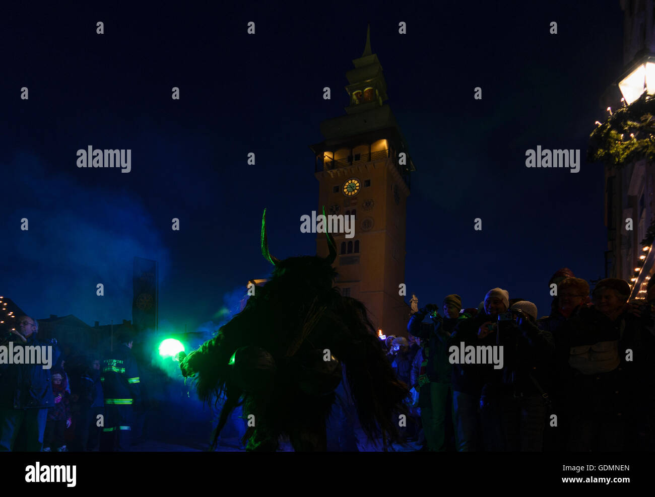 Retz: Perchtenlauf mit Krampus vor der City Hall, Percht, Perchten ...