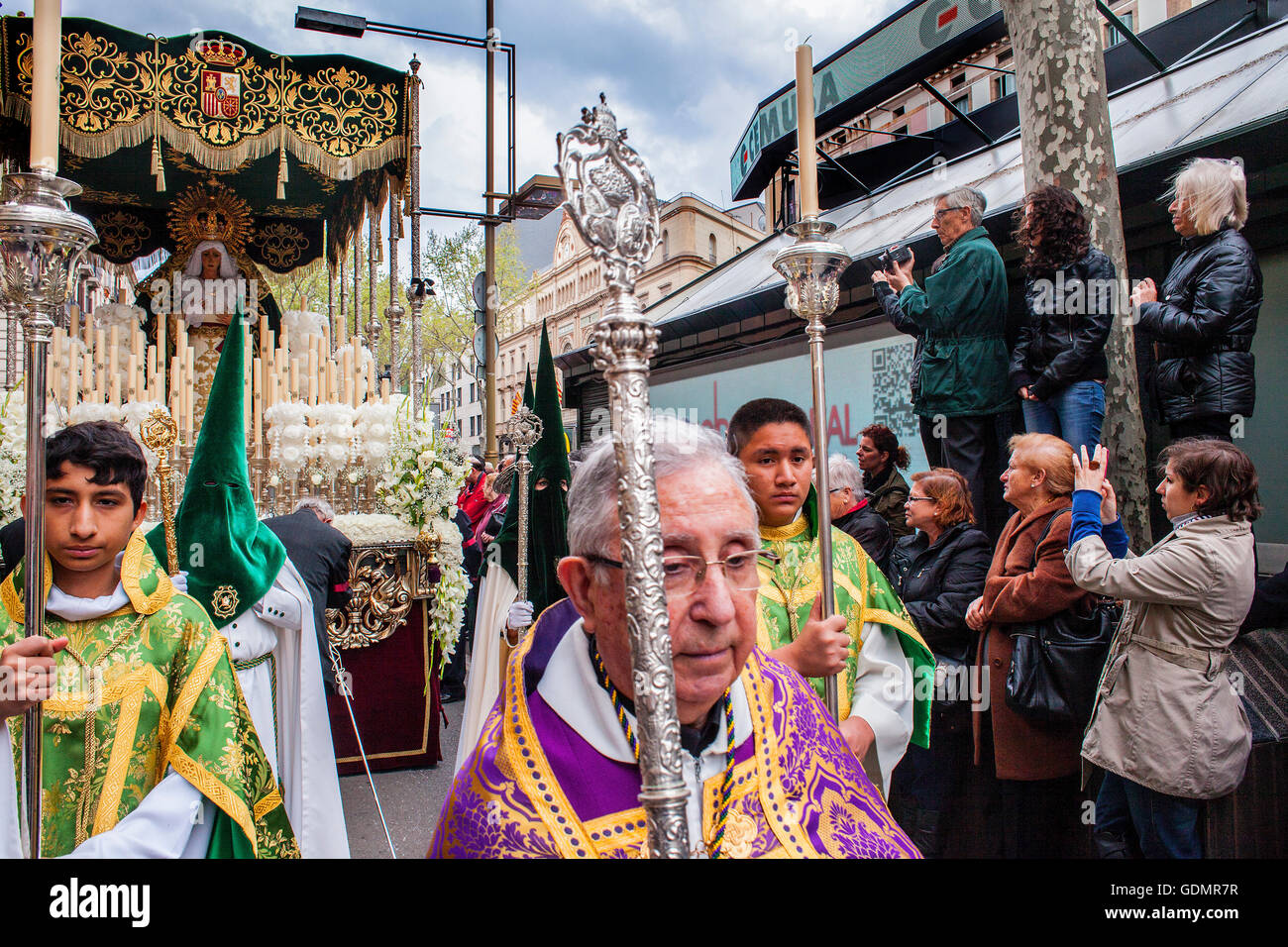 Priester und Altar-Servern in einer Prozession, Schwesternschaft der ...
