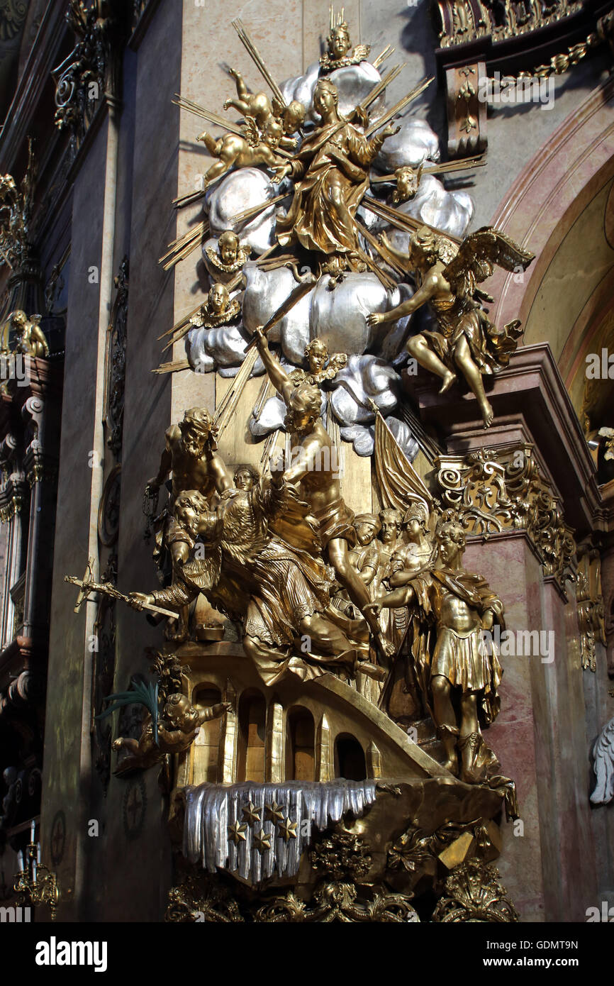 Innenansicht des berühmten St.-Peter Kirche (Peterskirche) in Wien ...