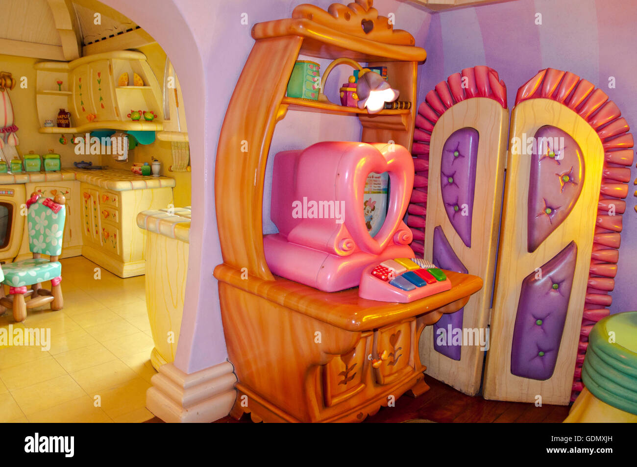 Mickey mouse house disneyland amusement -Fotos und -Bildmaterial in ...
