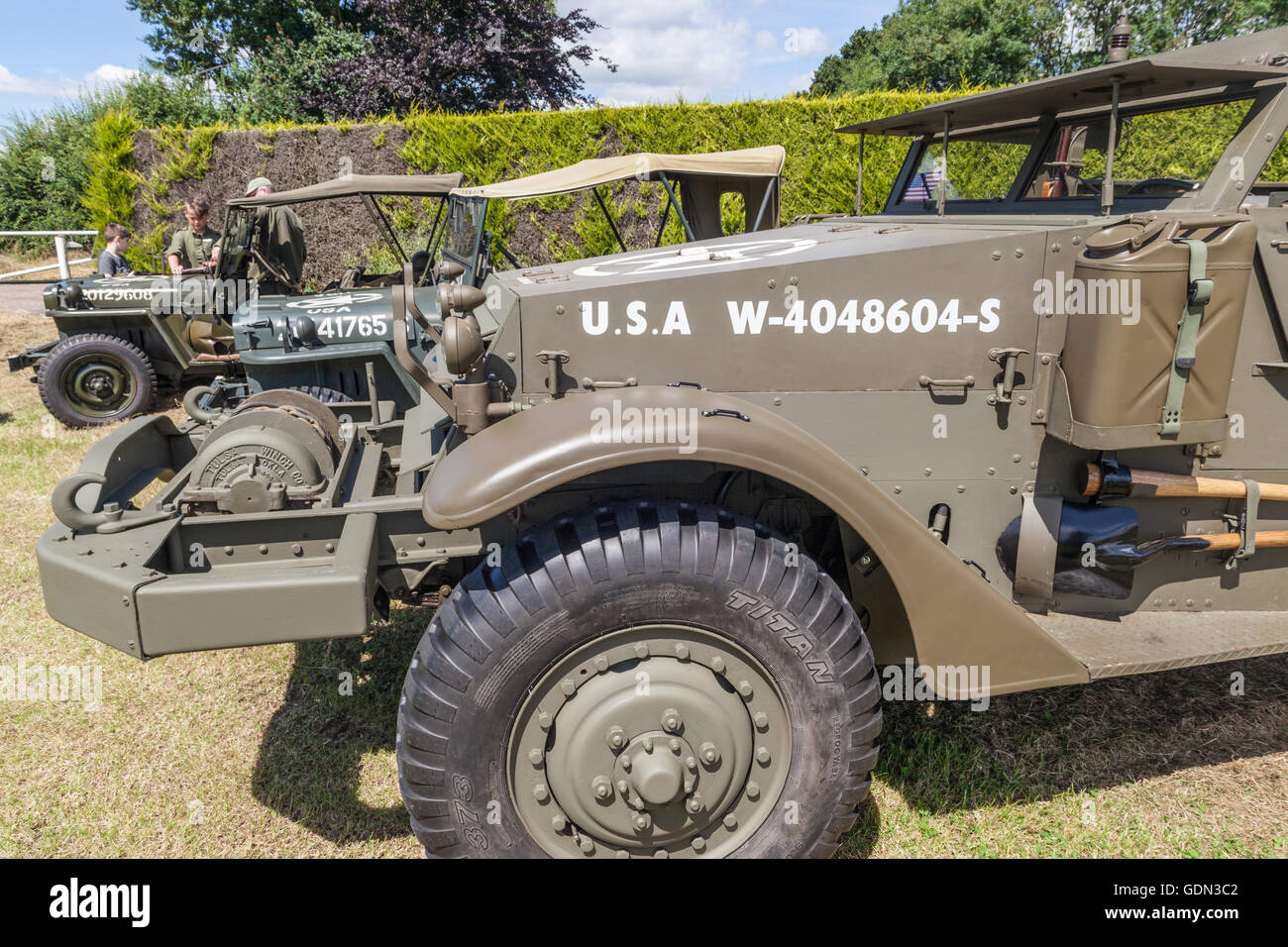 Militärfahrzeuge Halftrack ein zwei Willys Jeep Stockfotografie - Alamy