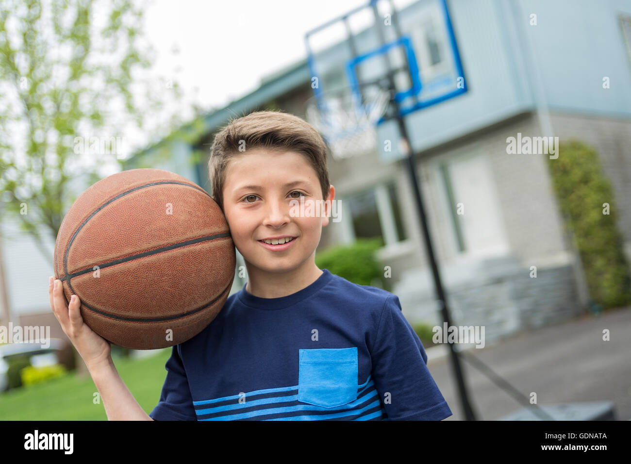 Junge mit einem ball -Fotos und -Bildmaterial in hoher Auflösung – Alamy