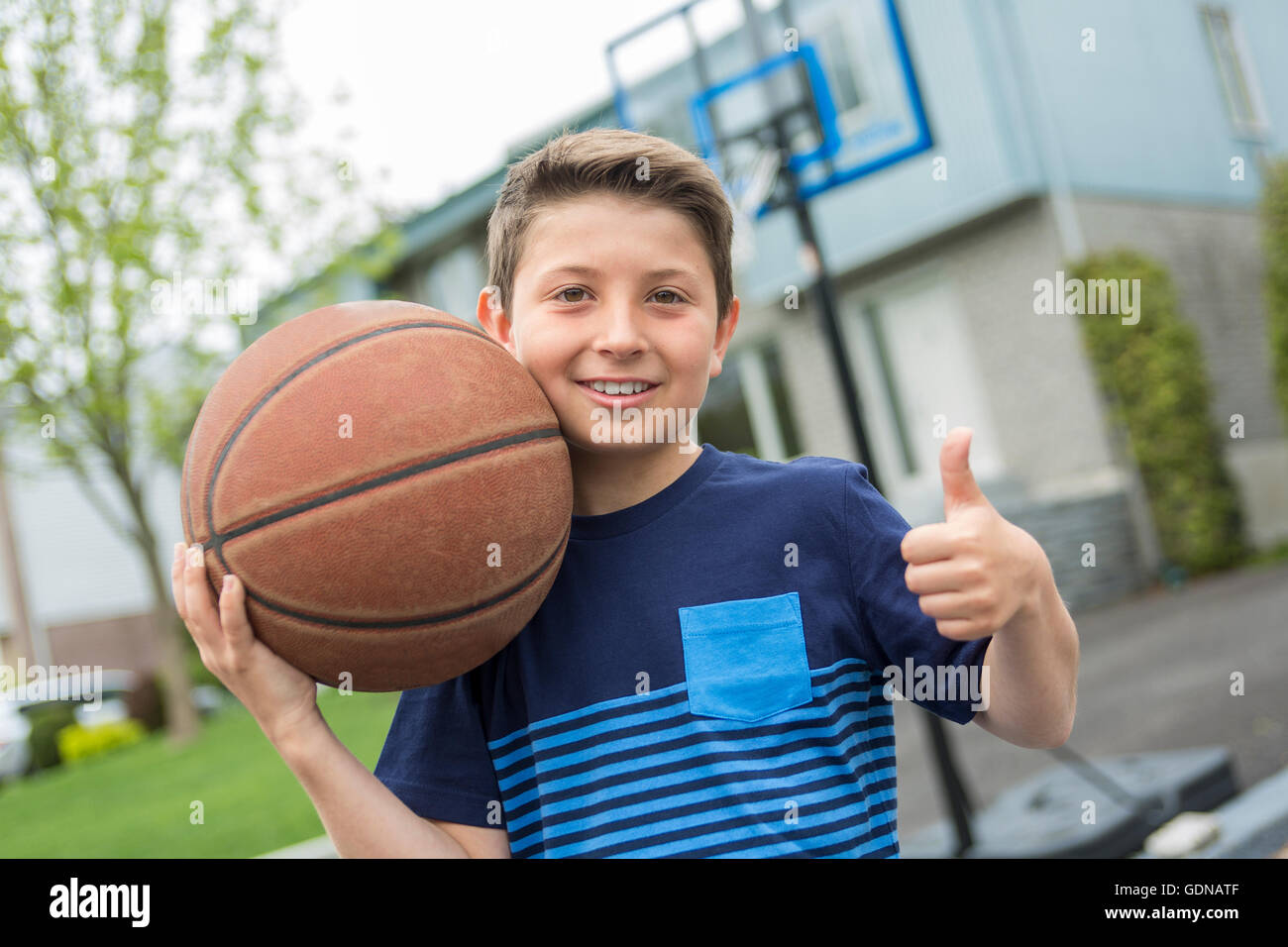 Junge mit einem ball -Fotos und -Bildmaterial in hoher Auflösung – Alamy