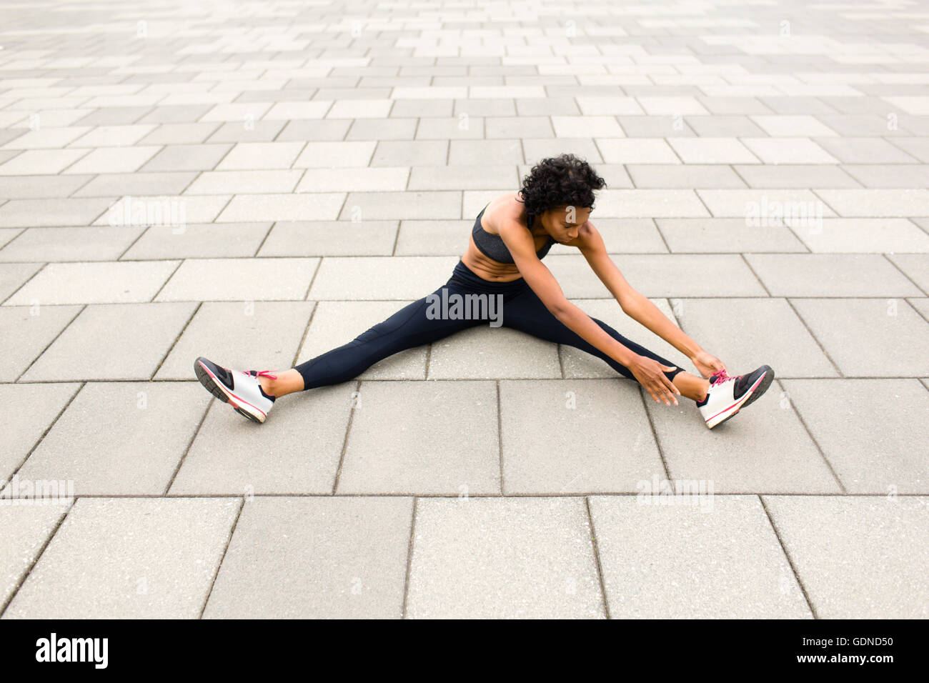 Frau Breitbeinig Sitzen Stockfotos und -bilder Kaufen - Alamy