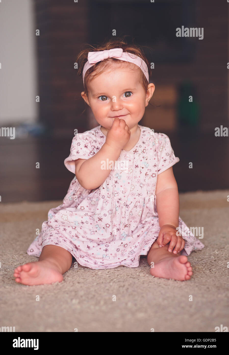 Baby kleinkind kleines mädchen kind -Fotos und -Bildmaterial in hoher ...