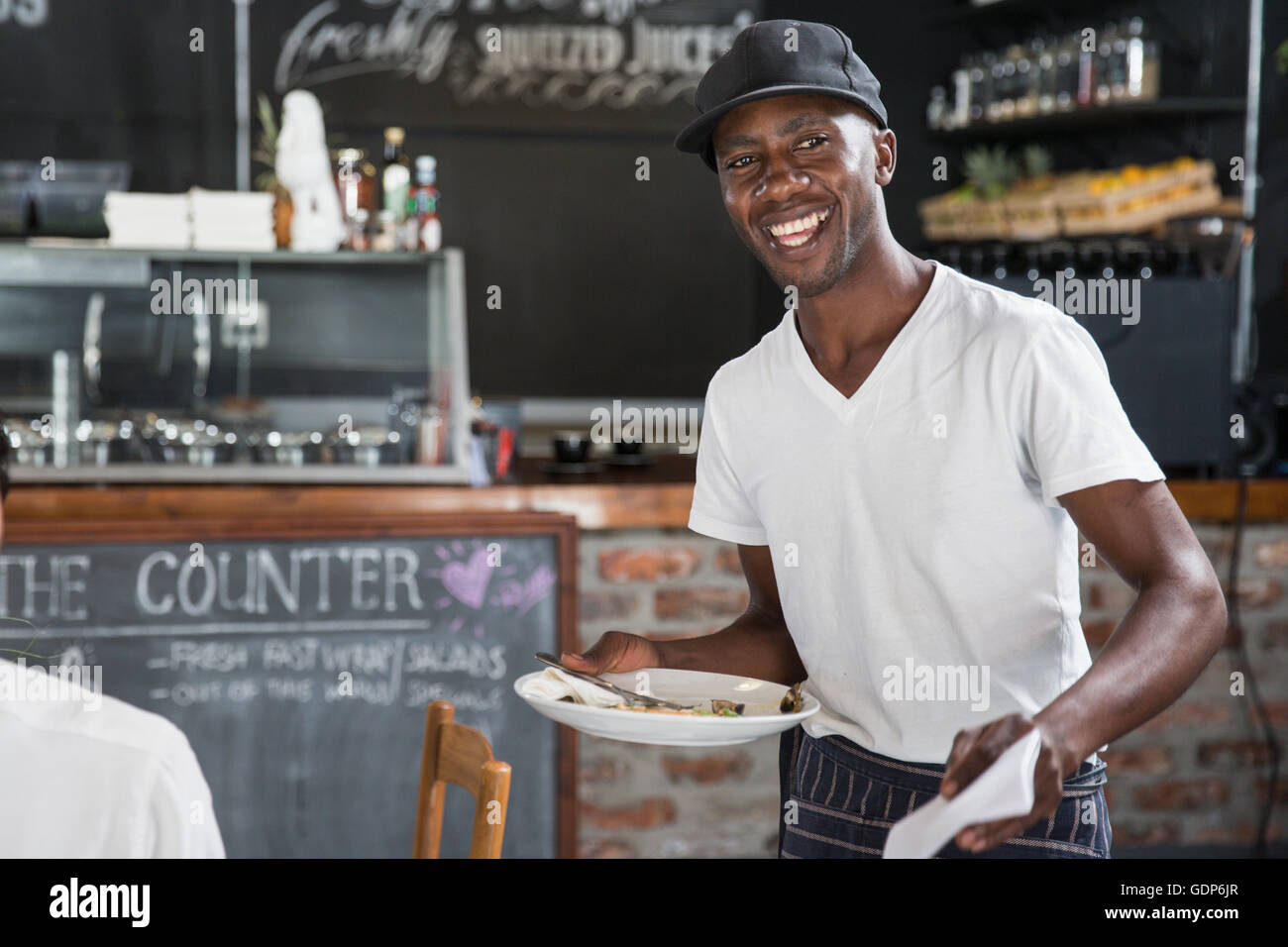 Kellner im Restaurant Reinigung Tabellen arbeiten Stockfotografie - Alamy