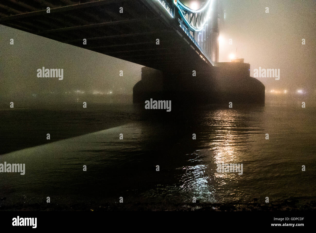 Foggy Night Tower Bridge London Stockfotos und -bilder Kaufen - Alamy