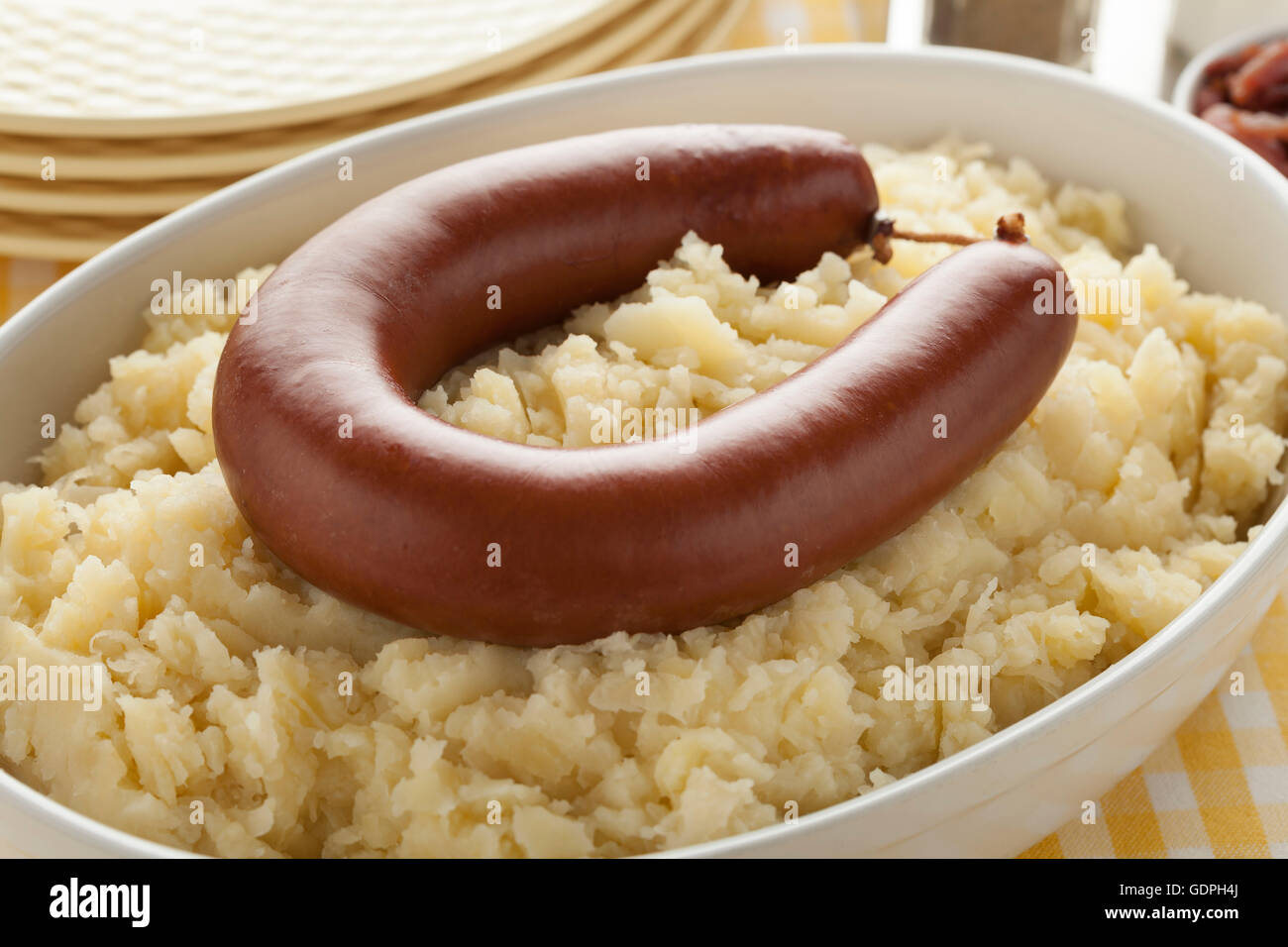 Traditionelle niederländische Gerichte mit Sauerkraut und geräucherte ...