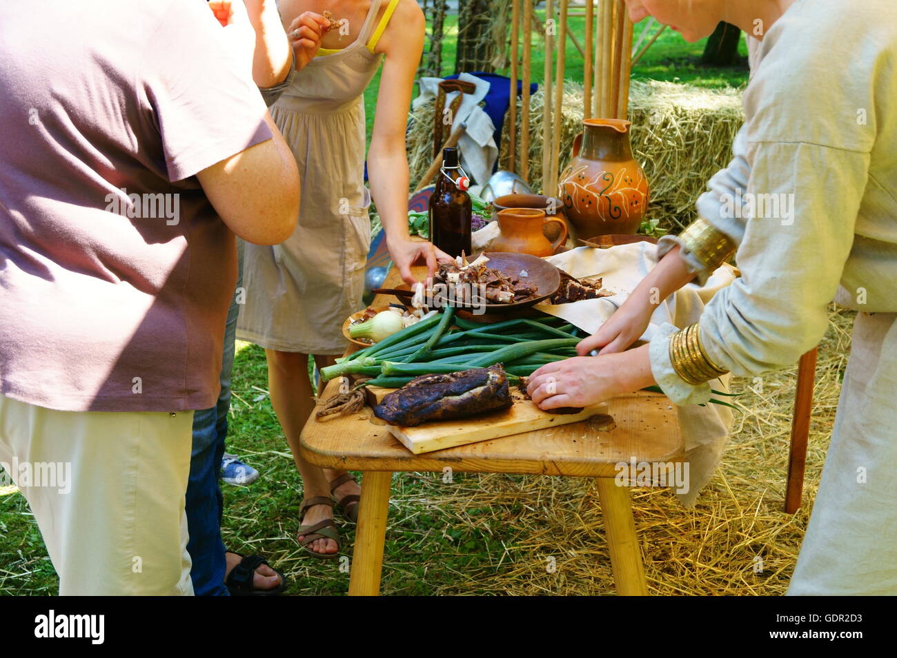 Leute, verkleidet als Wikinger. Essen der Wikinger Stockfotografie - Alamy