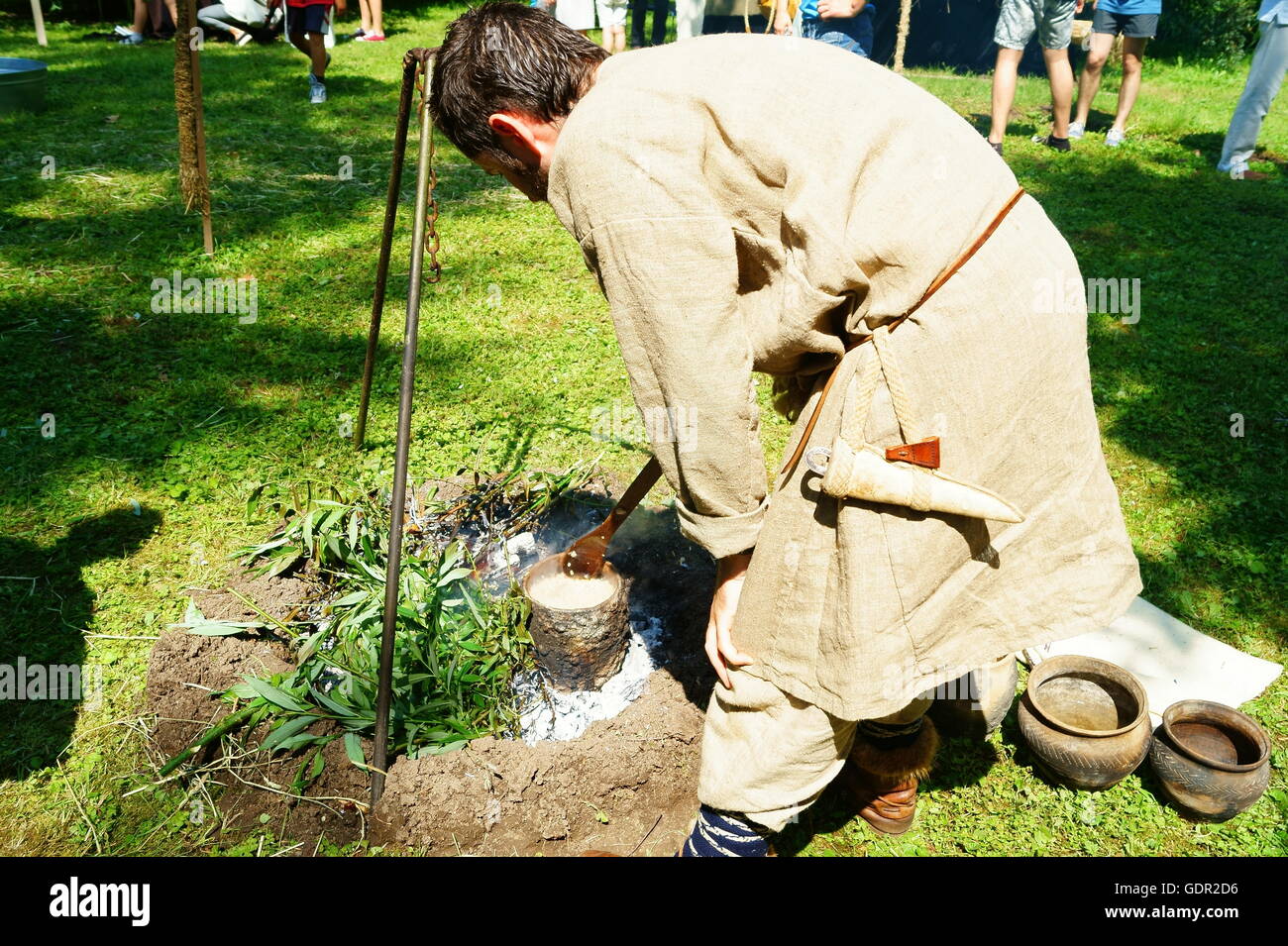 Leute, verkleidet als Wikinger. Essen der Wikinger Stockfotografie - Alamy