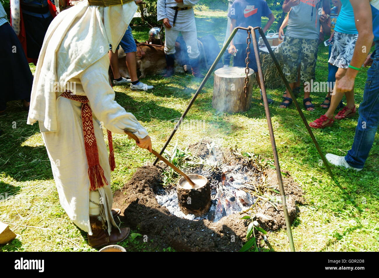 Leute, verkleidet als Wikinger. Essen der Wikinger Stockfotografie - Alamy