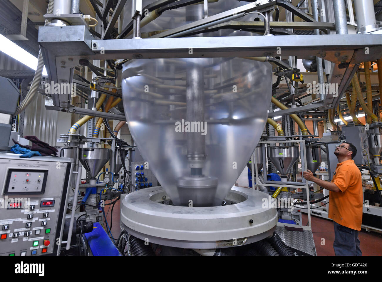 Extrusion von kunststoffen -Fotos und -Bildmaterial in hoher Auflösung ...