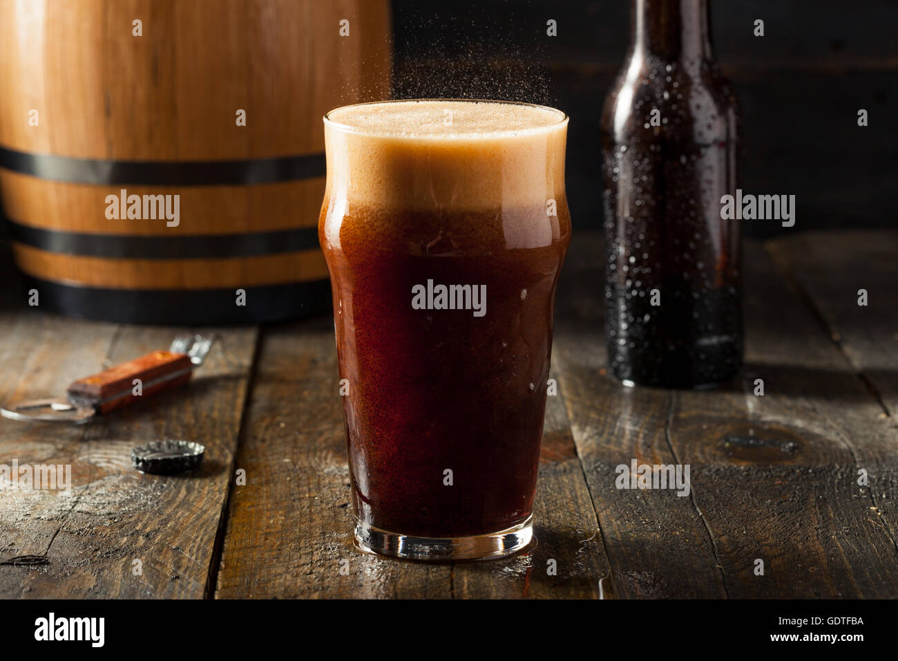 Erfrischende kalte alkoholische schwer Malzbier Ready to Drink ...