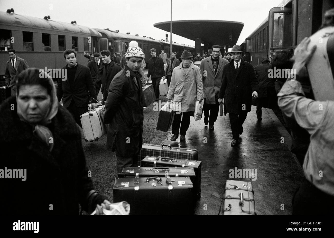 Italian gastarbeiter in wolfsburg 1966 -Fotos und -Bildmaterial in ...