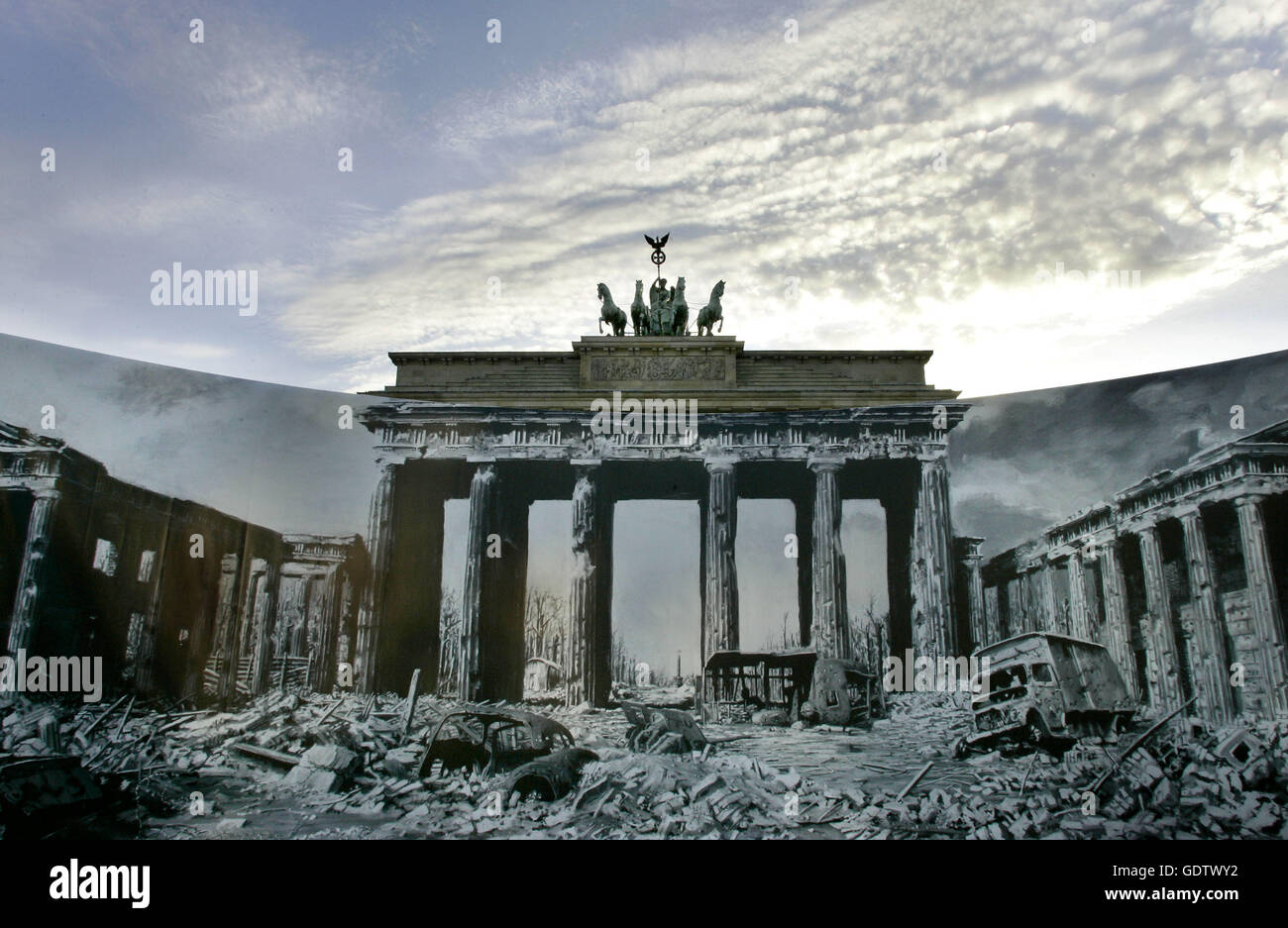 Brandenburger tor 1945 -Fotos und -Bildmaterial in hoher Auflösung – Alamy