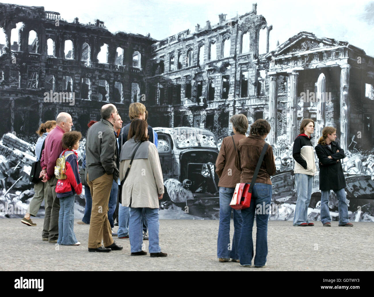 Brandenburger tor 1945 -Fotos und -Bildmaterial in hoher Auflösung – Alamy