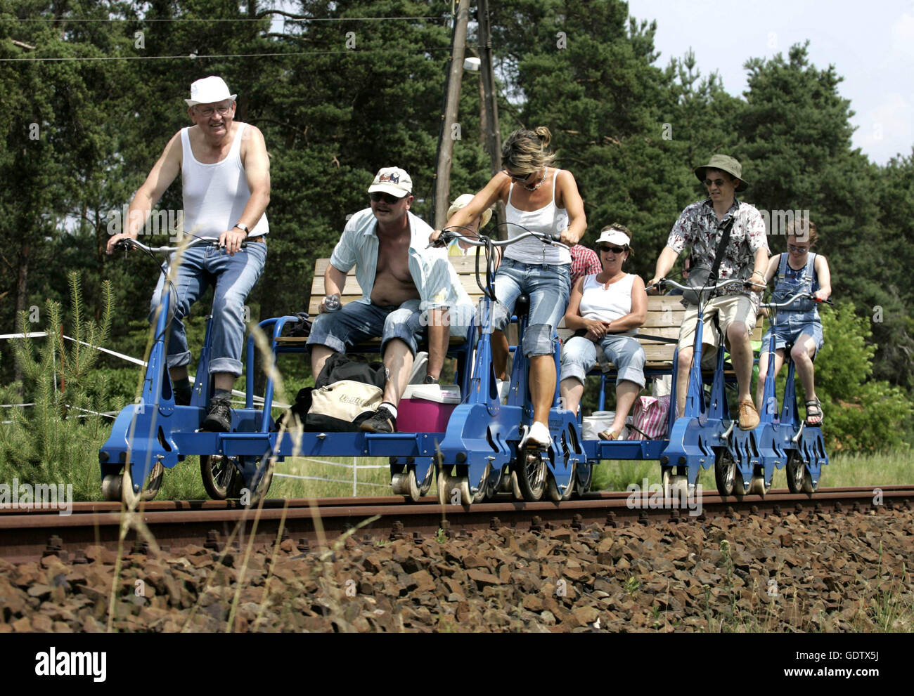 Draisine fahren -Fotos und -Bildmaterial in hoher Auflösung – Alamy