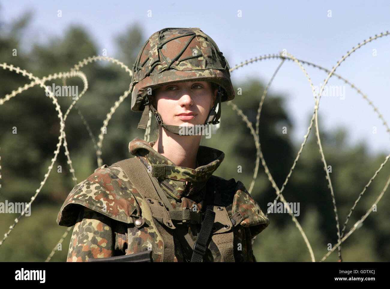 Soldier german armed bundeswehr in -Fotos und -Bildmaterial in hoher ...