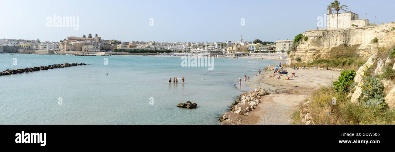 Otranto, Italien - 23. Juni 2016: schöne Stadt Otranto und dem Strand ...