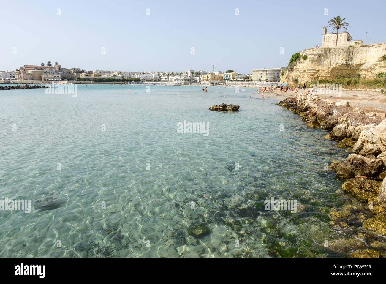 Schöne Stadt Otranto und dem Strand auf der Halbinsel Salento in ...